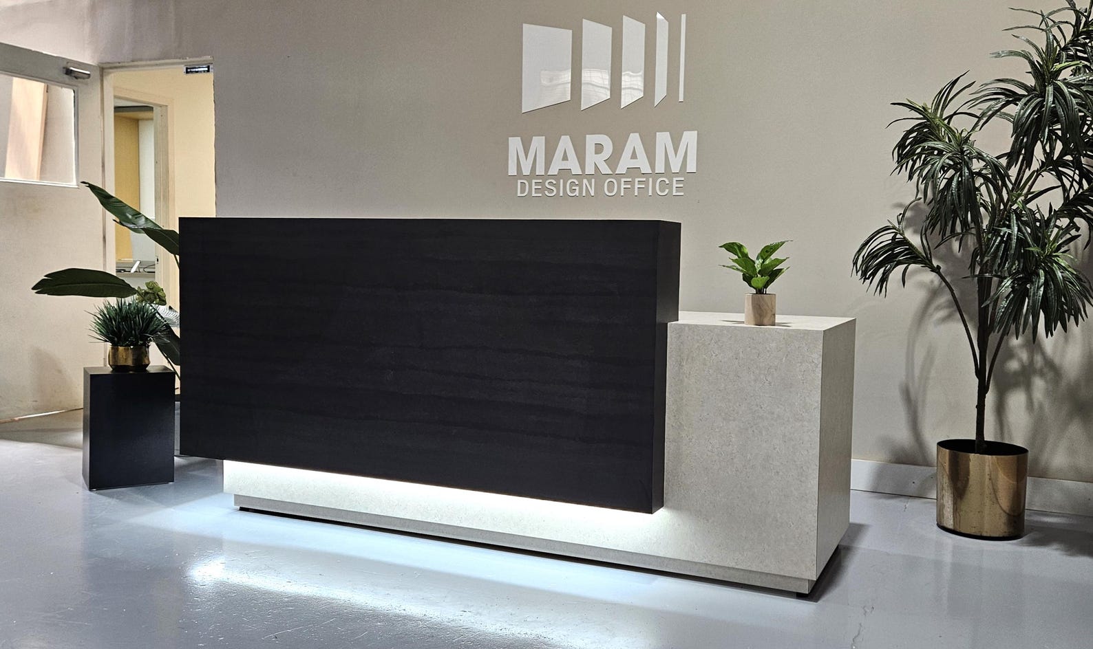 Amazonite Reception desk (Layered black sand scovato) - Maram Design Office